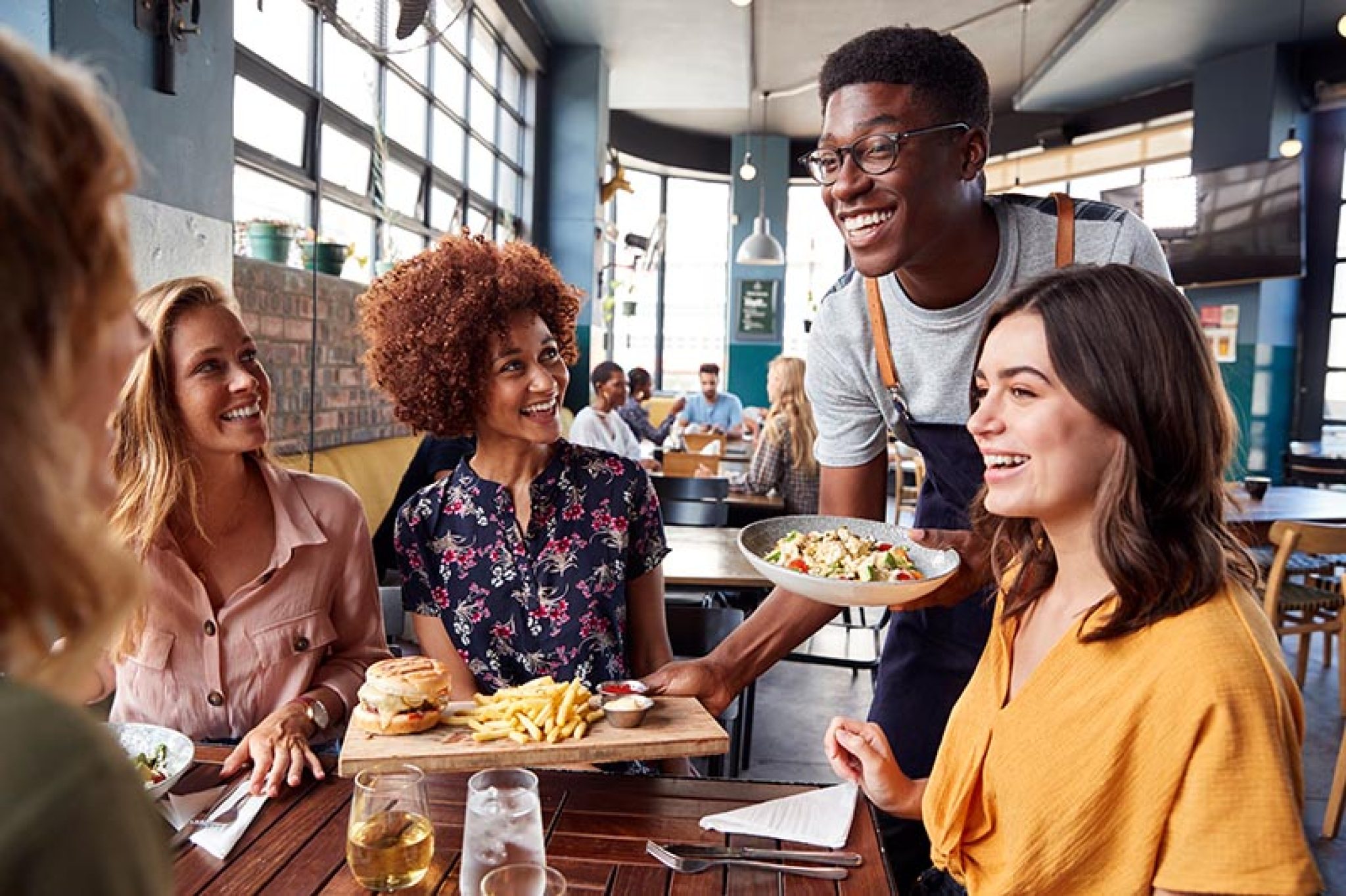 How POS Systems Improve Restaurant Guest Experience